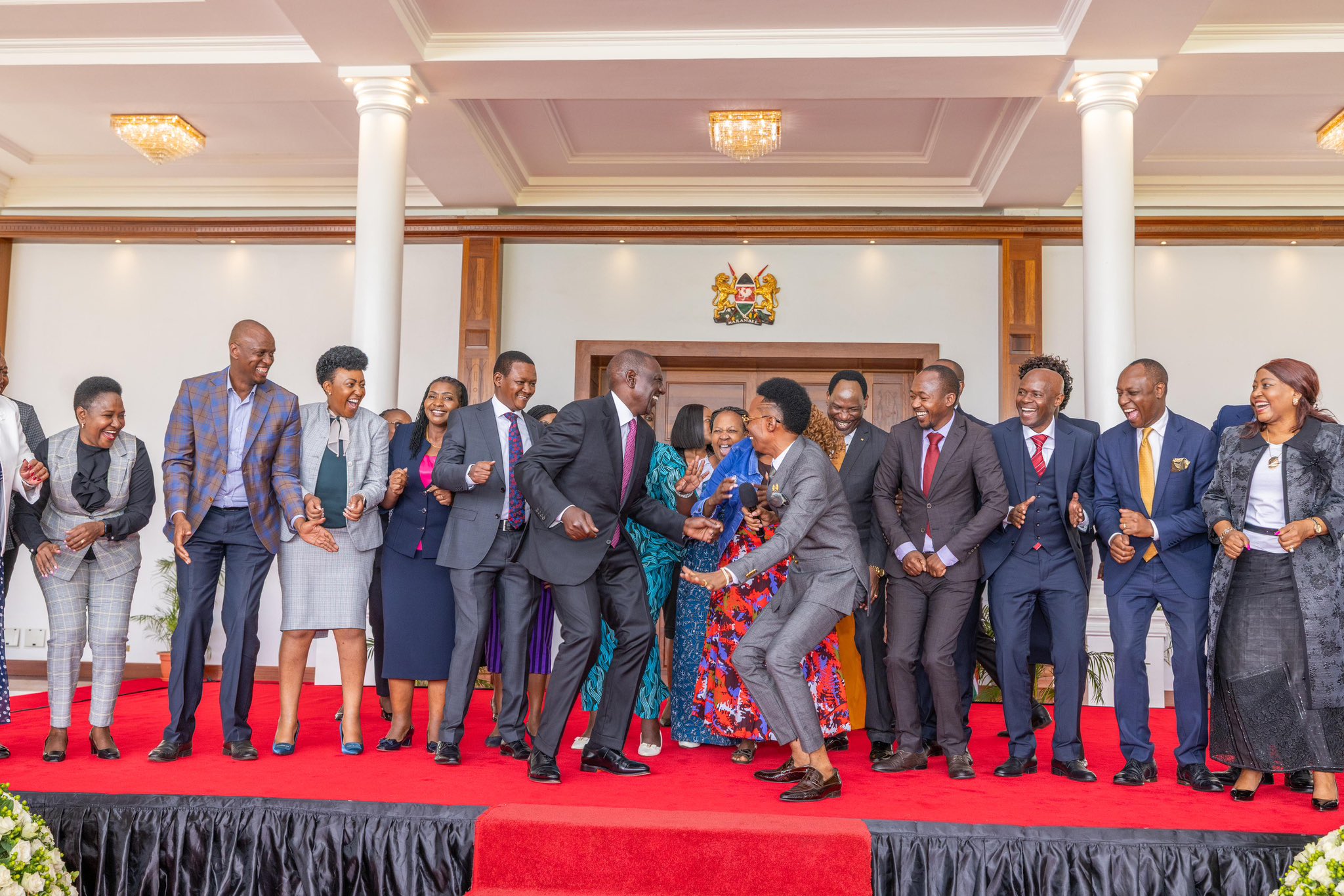 Ruto dances with grassroot leaders from Ukambani ahead of his ...