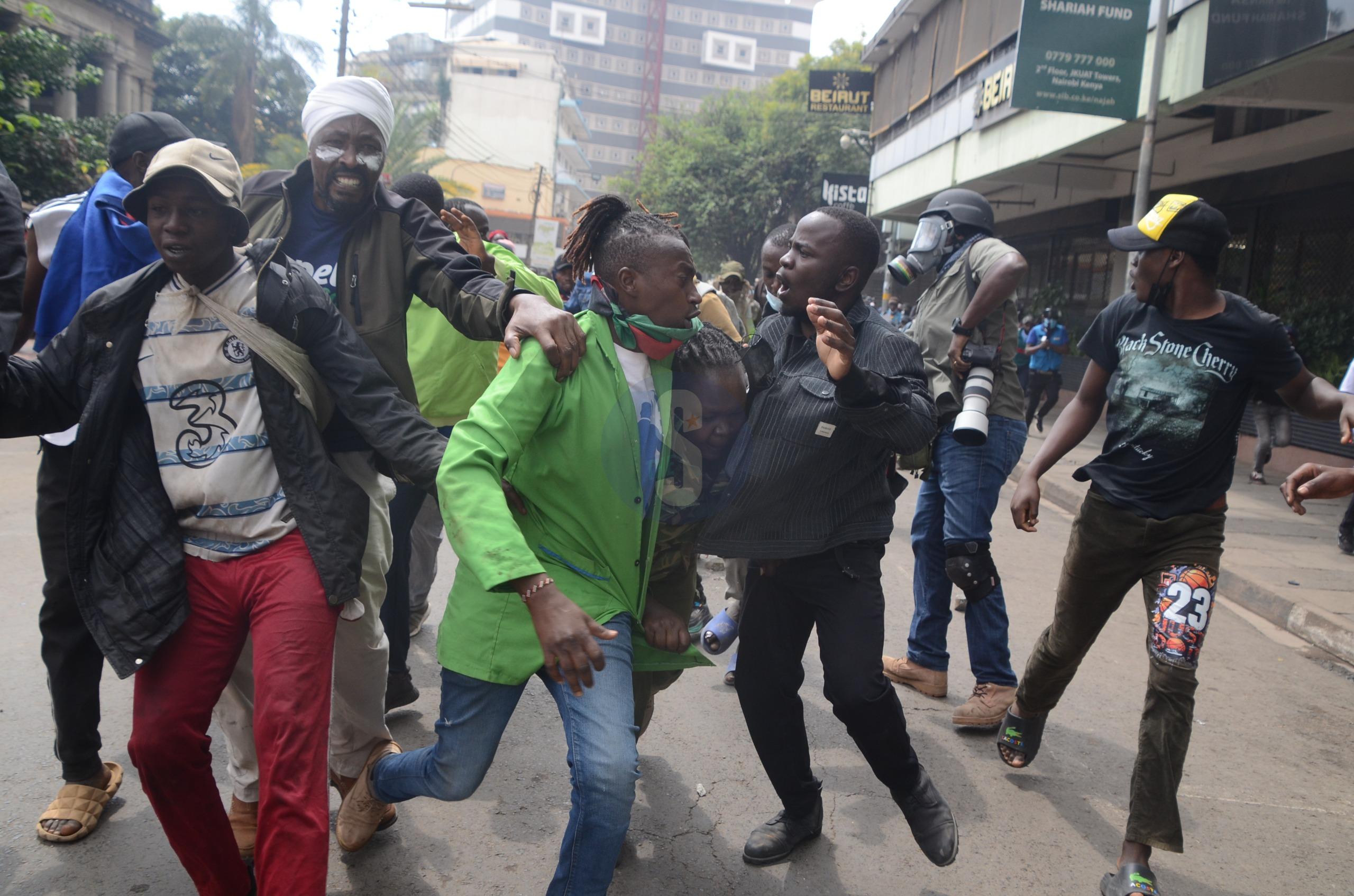 [PHOTOS] Protestors help injured cop in Nairobi CBD