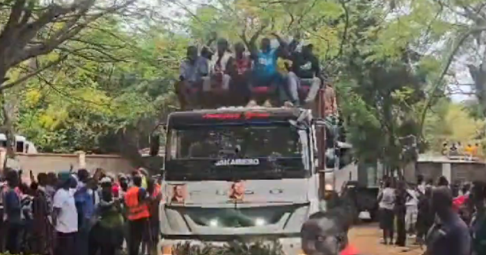 Mourners arrive at Raila's Opoda Farm for night vigil
