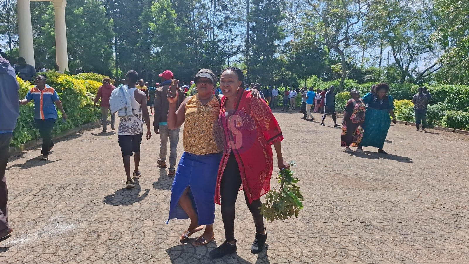 [PHOTOS] Mourners gather at Raila's home in Opoda Farm, Bondo