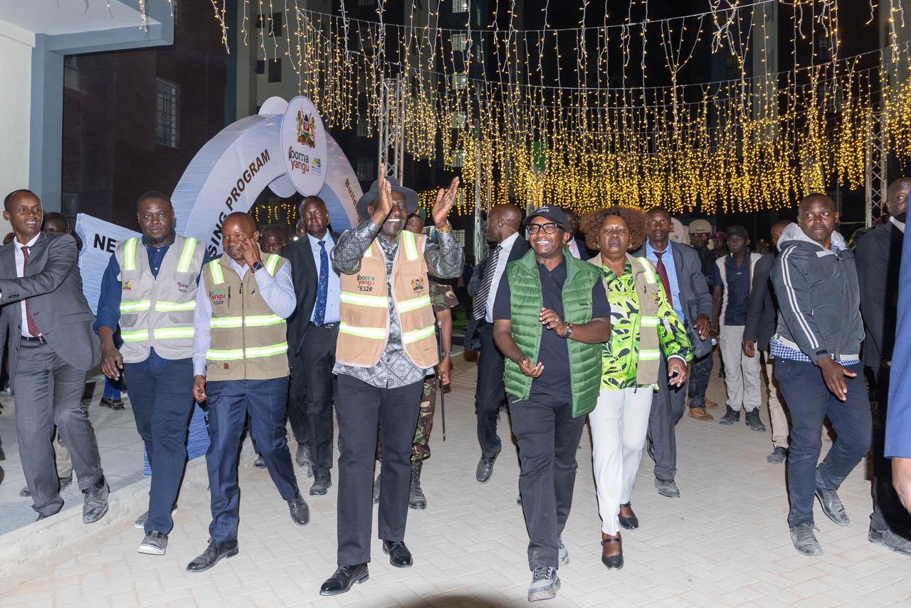 [PHOTOS] Mukuru slums lights up as Ruto hands residents keys for ...