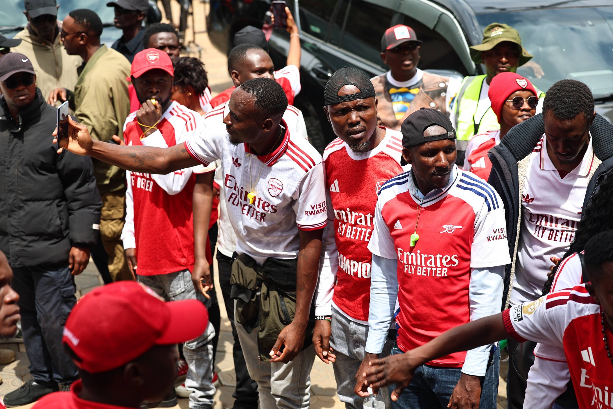[PHOTOS] Arsenal fans light up Nairobi Archives with trophy parade