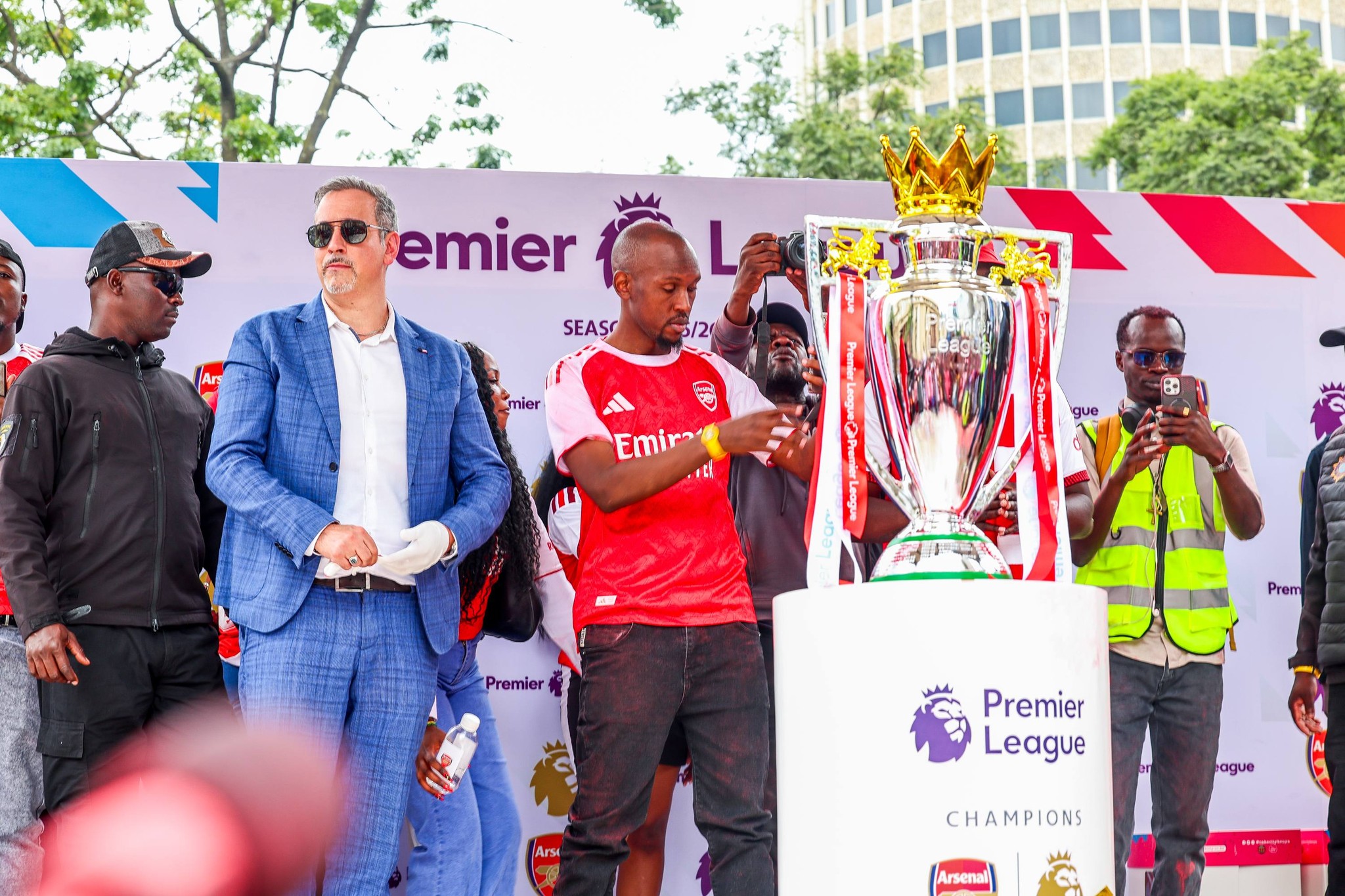 [PHOTOS] Arsenal fans light up Nairobi Archives with trophy parade